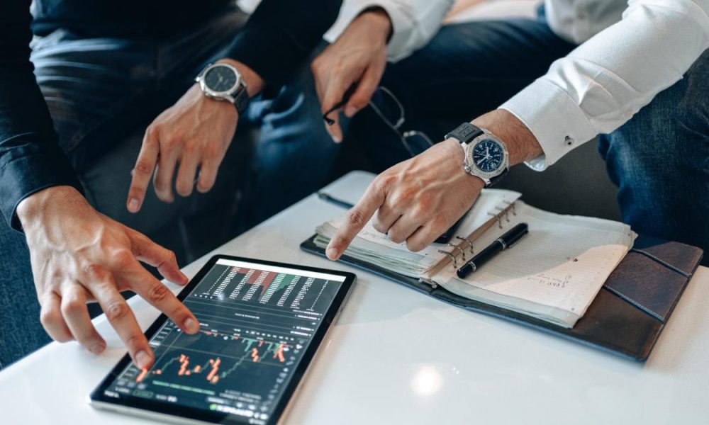 How To Spot Financial Influencer Red Flags - Owner's Magazine